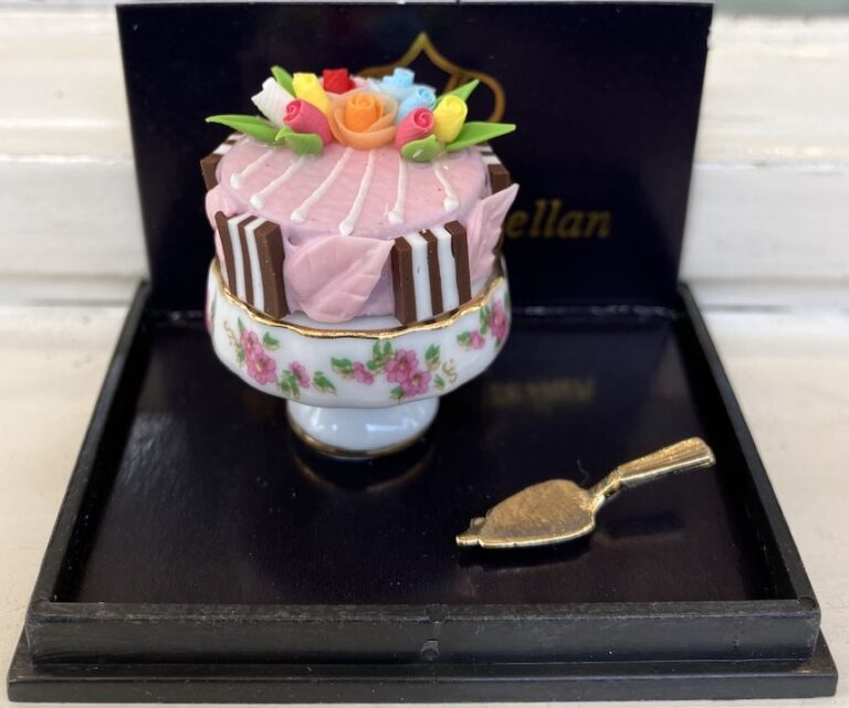 Reutter Miniaturen Roze taart met bloemen – Peter's Hummel Home